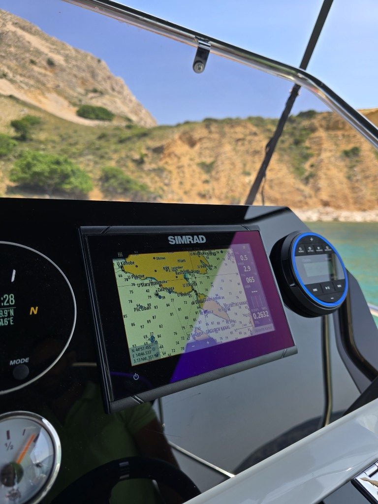 Atlantic Marine 700 OPEN - Regula rent a boat Baška